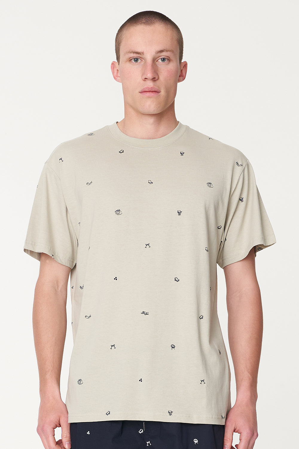 MENS CHEERS SUP TEE DUNE/NAVY – Huffer
